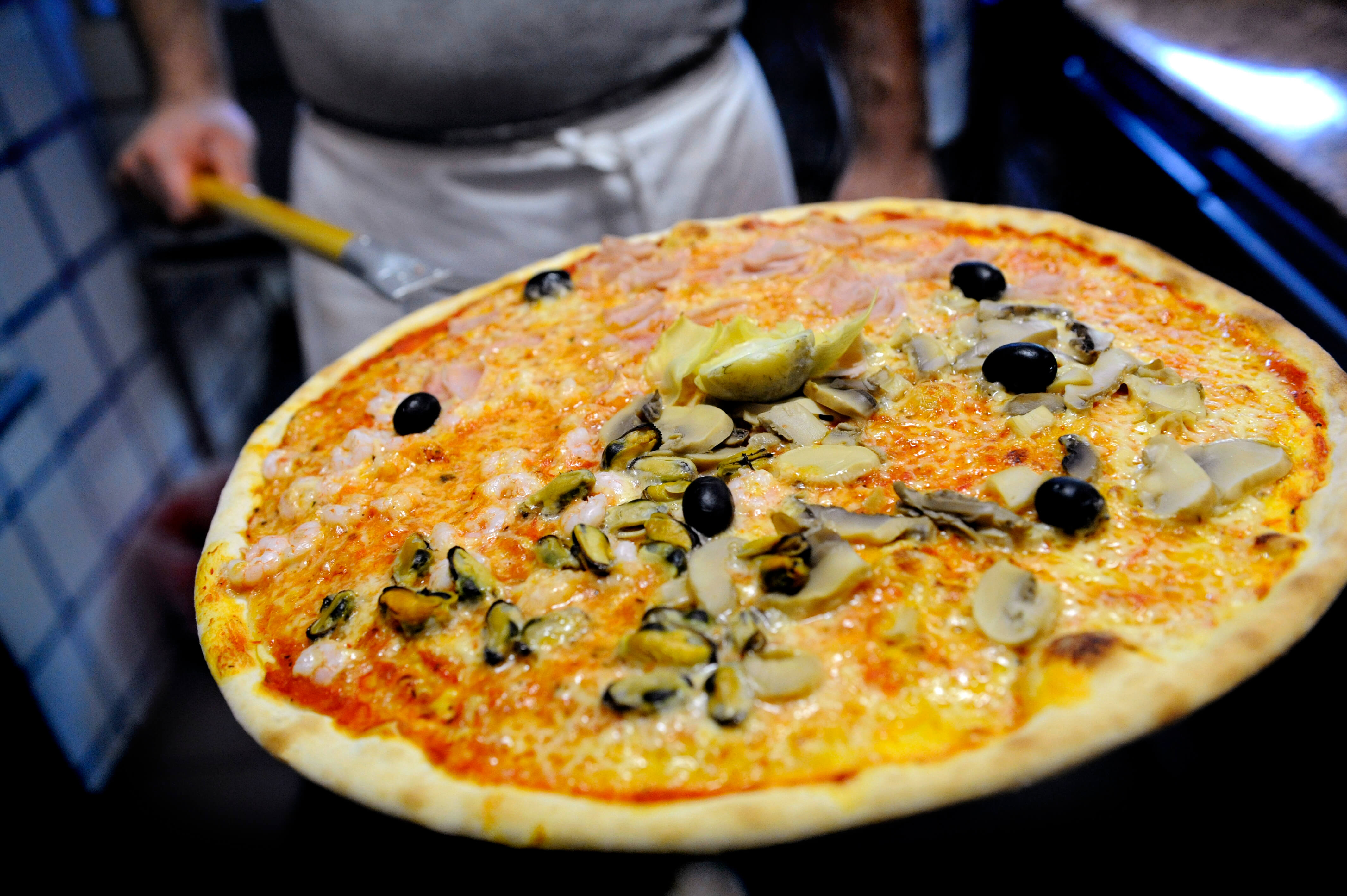 Pizzabagaren Aras bjuder vårdpersonal på gratis pizza på julafton