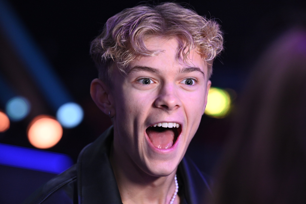 Theoz specialträning inför Mello-framträdandet: "Boka privat"