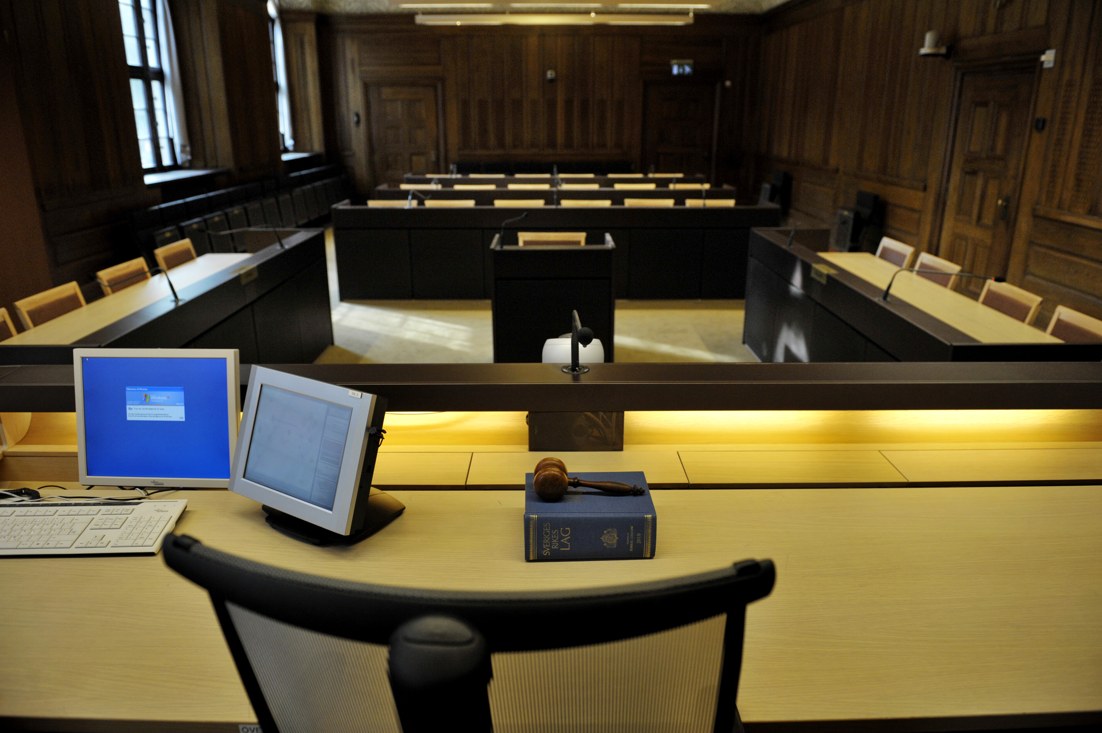 Handikappad elev hölls fast – då gick läraren till attack med spark