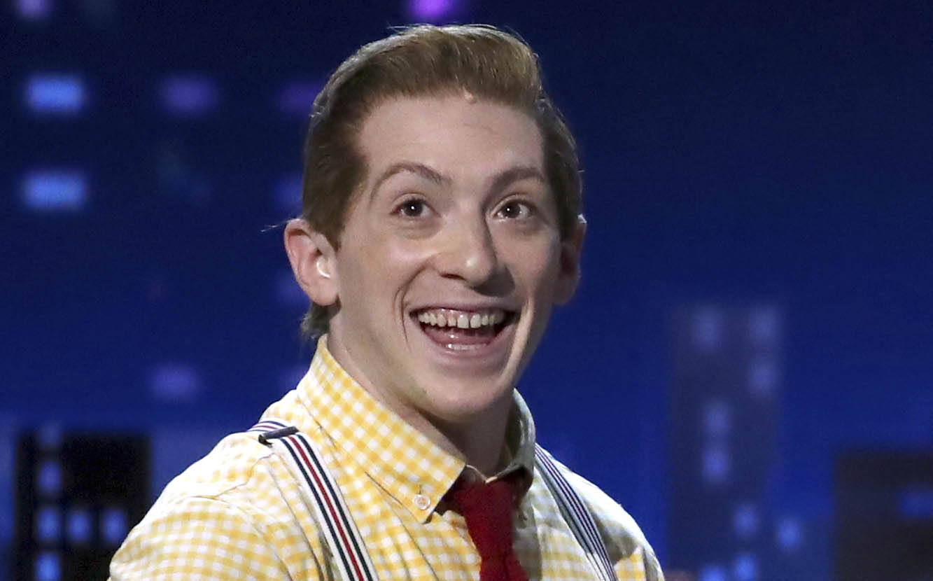 Ariana Grande dejtar skådespelaren Ethan Slater