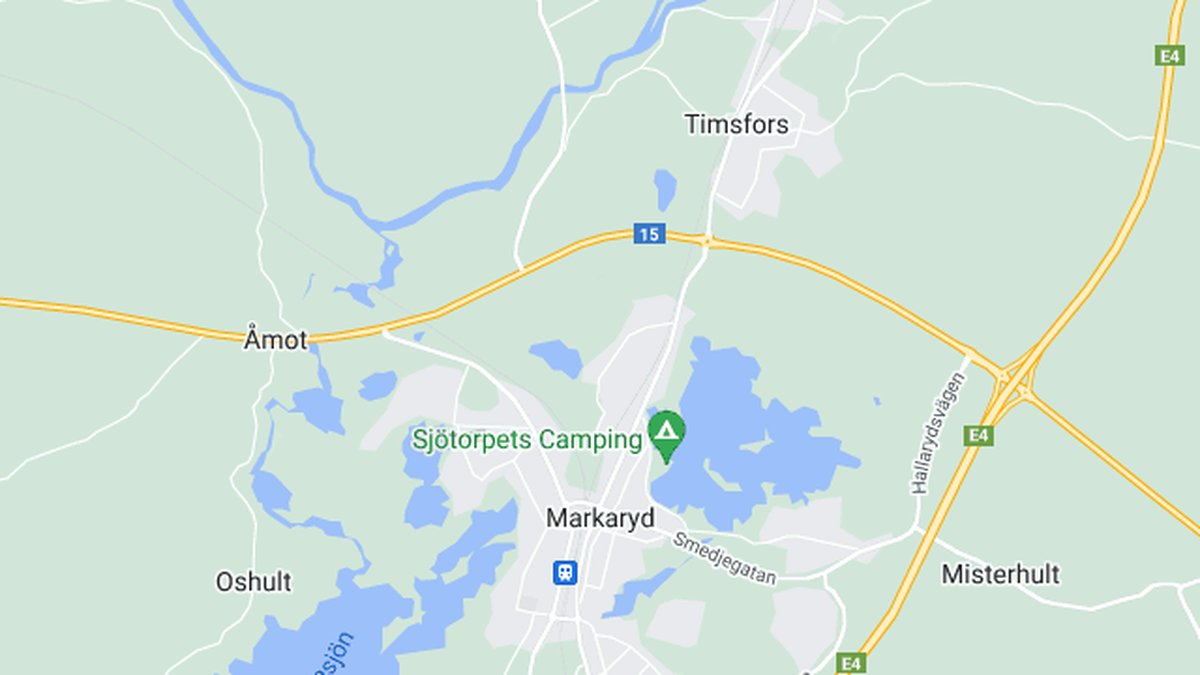 Stor brand på gård – räddningstjänst på plats och arbetar