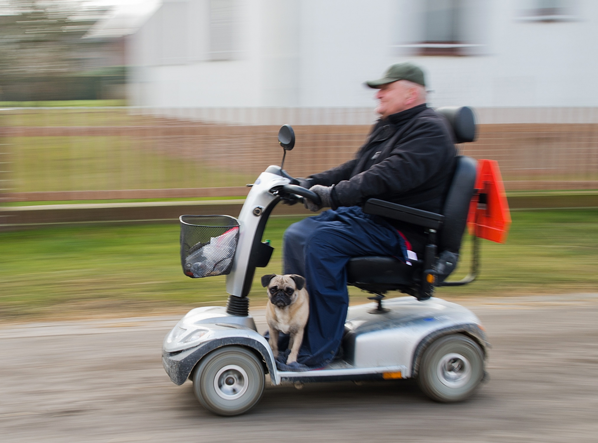 Gubbe i permobil attackerade man som var ute på promenad