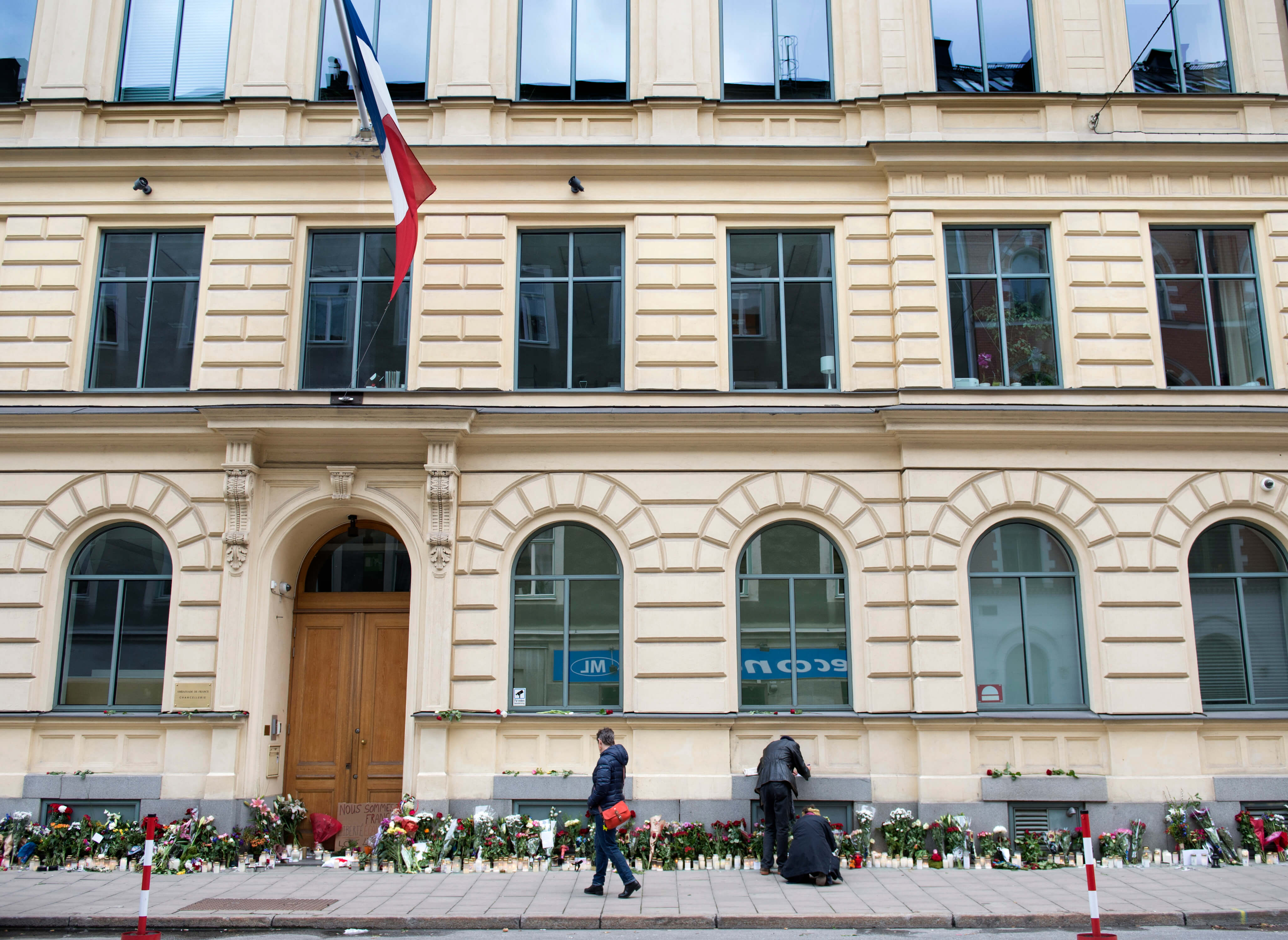 Så visade svenskarna sitt stöd vid franska ambassaden i Stockholm