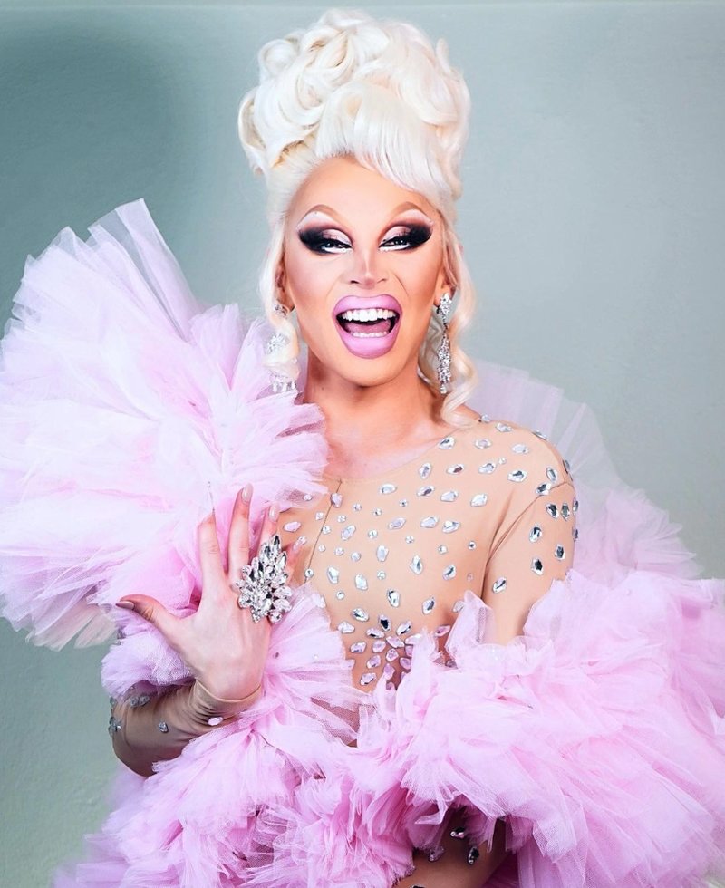 Avsminkad: Så ser dragstjärnan Admira Thunderpussy ut utan smink