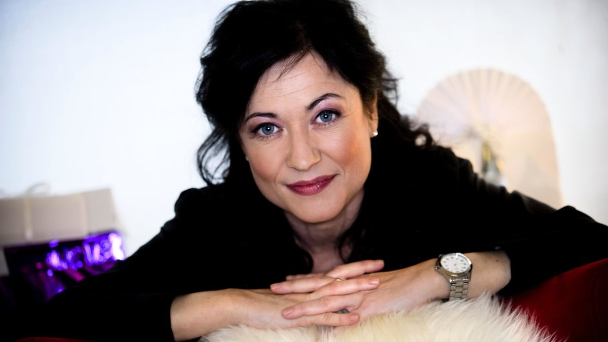 Nyhetsankare i falsk nyhetssändning