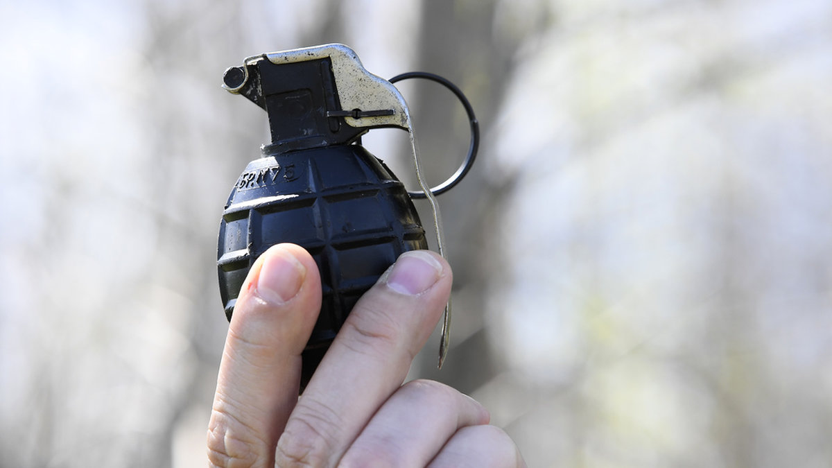 Misstänkt gammal granat hittades på åker