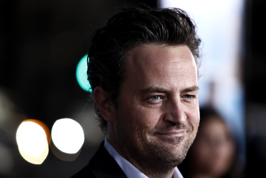 Matthew Perry ber om ursäkt för memoarblunder