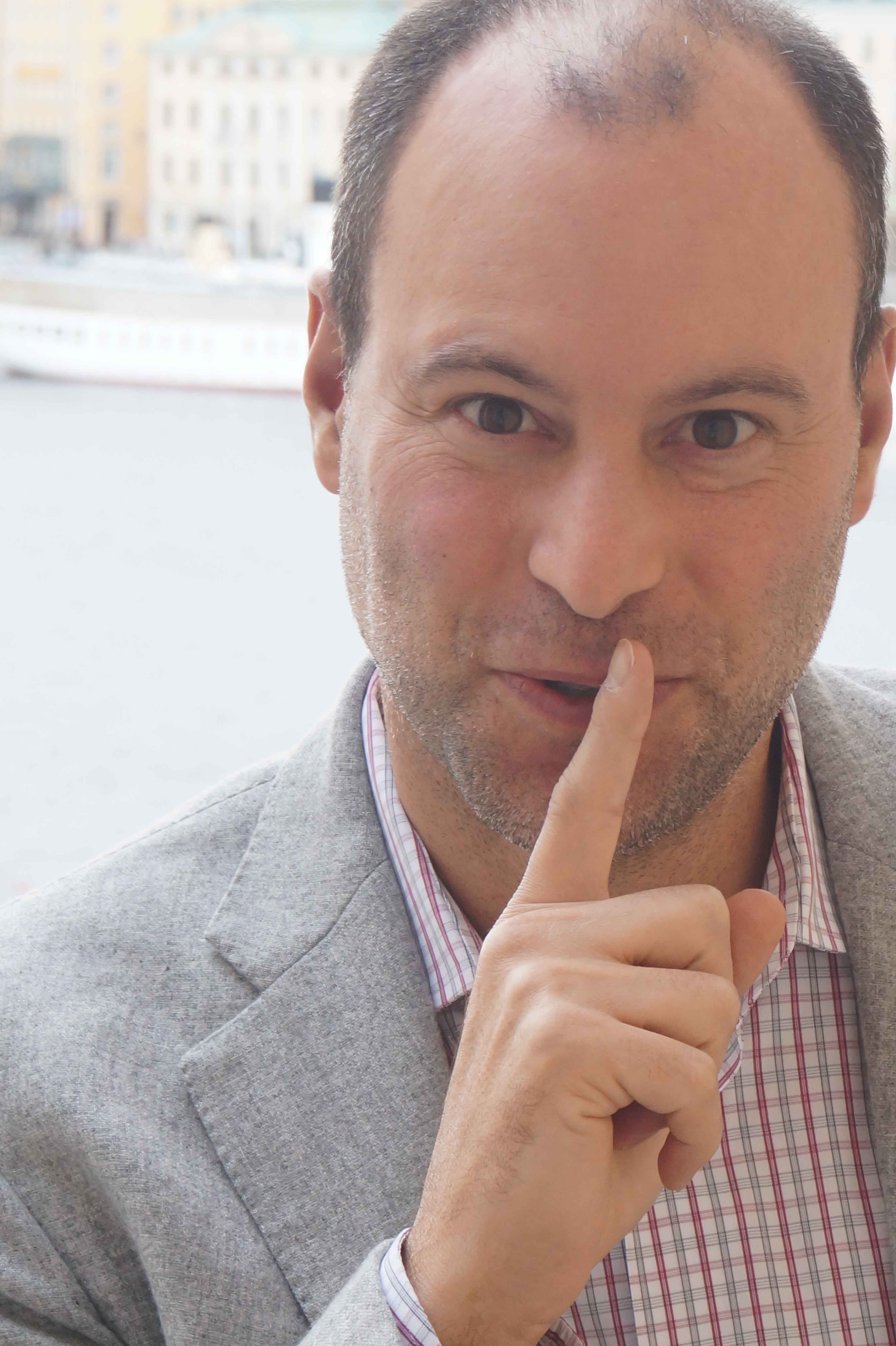 Otrohetskriget: Skandalsajterna hånar kungafamiljen