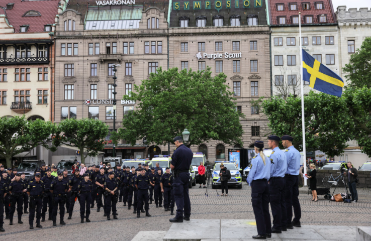 Rörande Bilder Från Tysta Minuten I Malmö Efter Polismordet