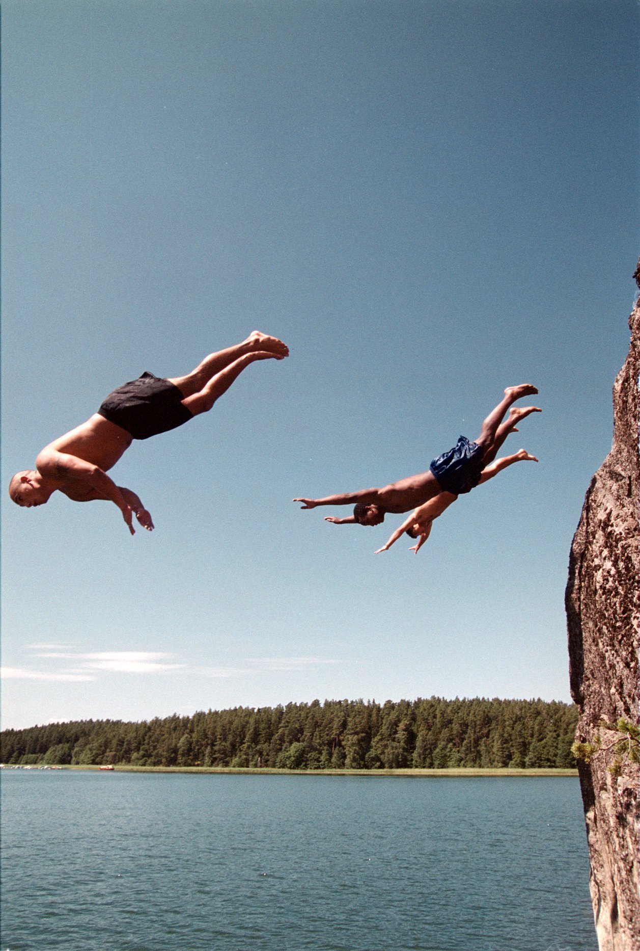Därför ska du aldrig dyka från bryggor och klippor
