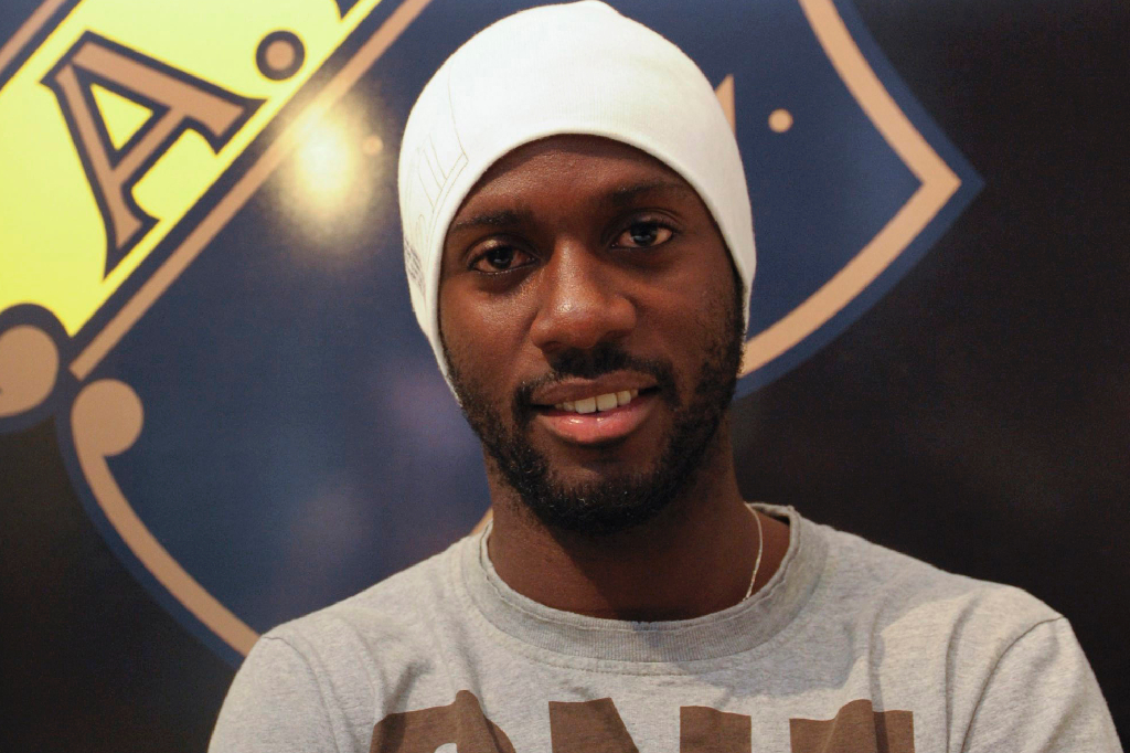 Dulee Johnson kickas - från sitt hus