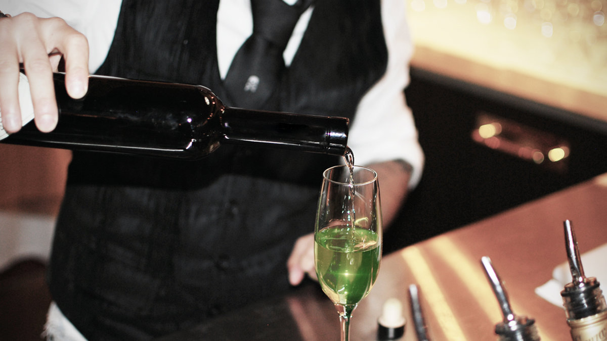 De köpte en kyrka och började koka äkta Absint