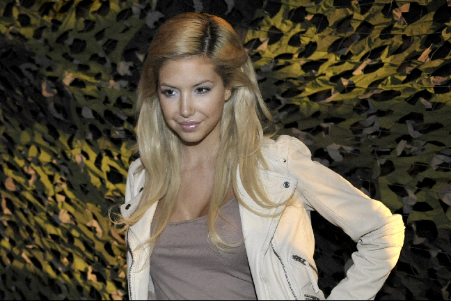 Natacha Peyre fri från sina skulder