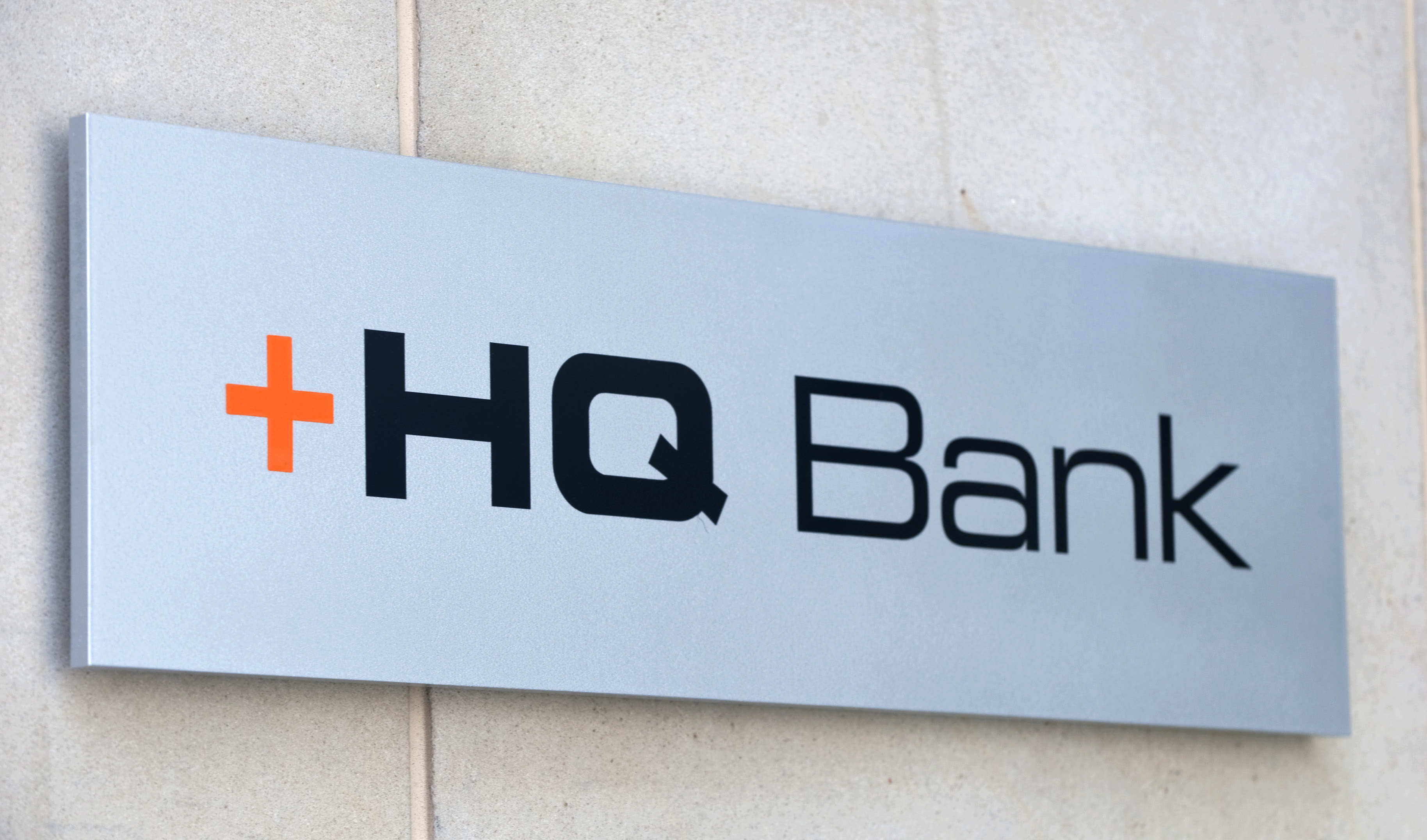 Carnegie köper HQ Bank