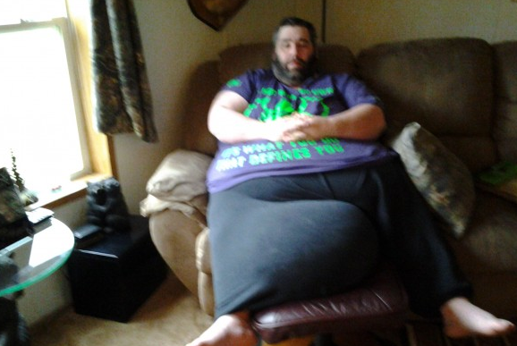 Hans pung väger 45 kilo – nu söker han vård