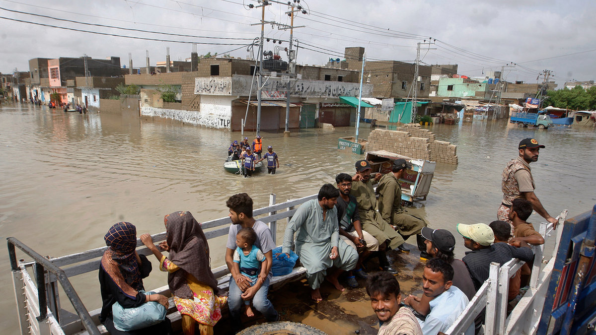 Hundratals döda i översvämningar i Pakistan