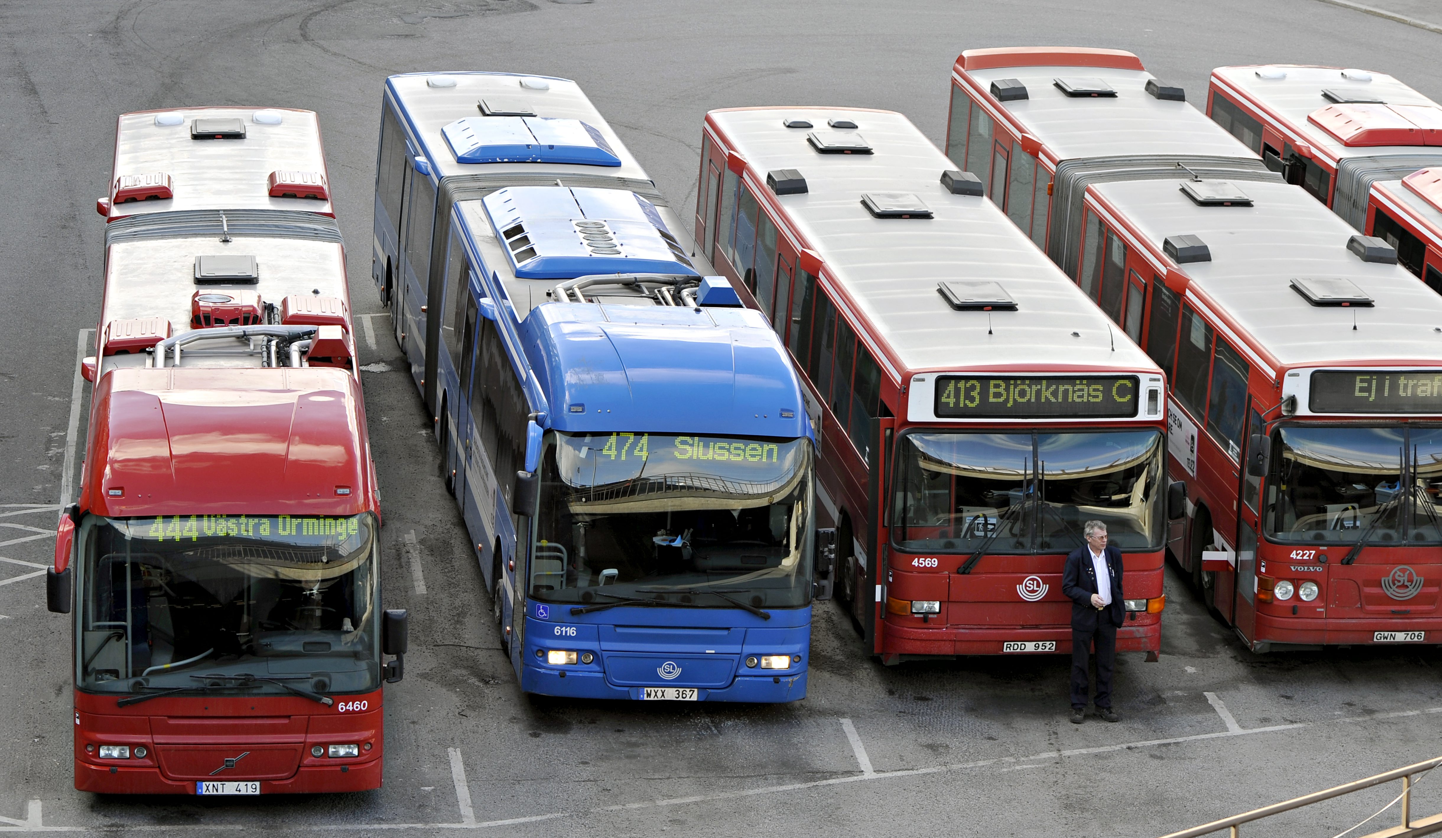 SJ och SL låter bussar stå tomma